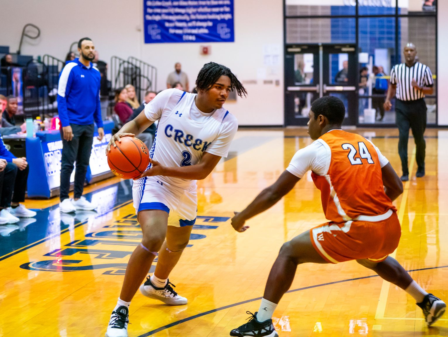 Eagles basketball splits district games